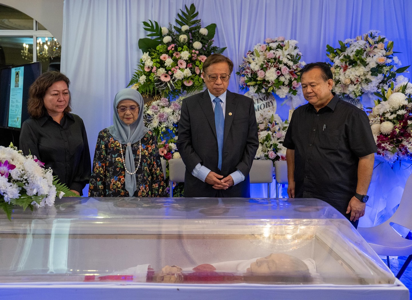 Premier Sarawak dan isteri beri penghormatan terakhir mendiang Pawa ...