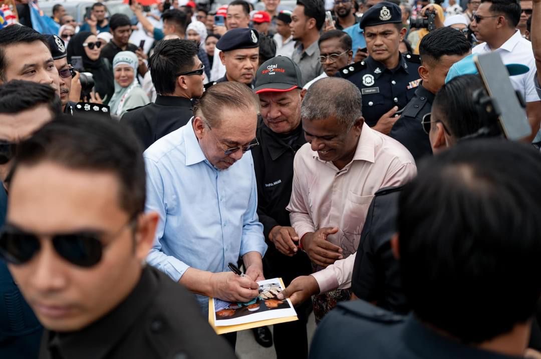 Diraikan sebagai hero, Anwar tak akan remehkan harapan rakyat - THE ...