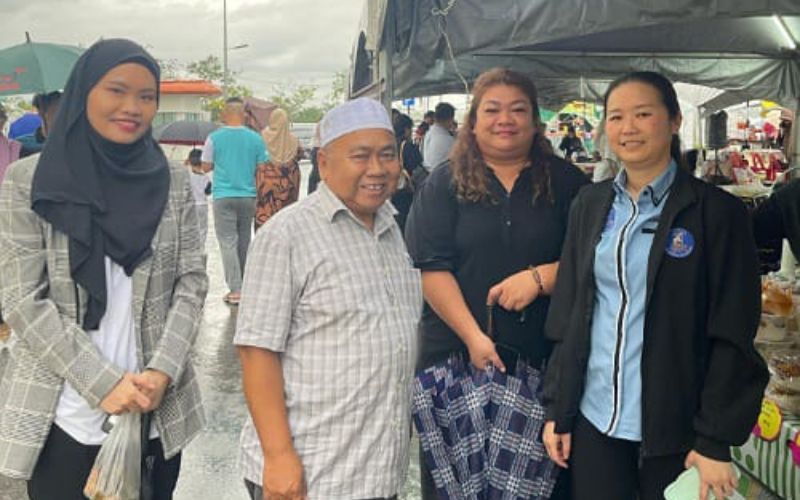 Karnival Bazar Ramadan Sibujaya meriahkan suasana di pekarangan masjid ...