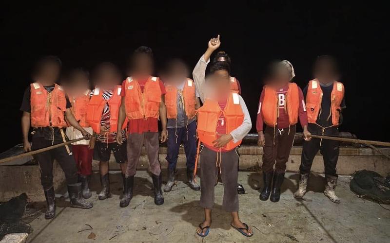 2 bot tunda nelayan ditahan, langgar syarat lesen - THE MALAYSIA PRESS